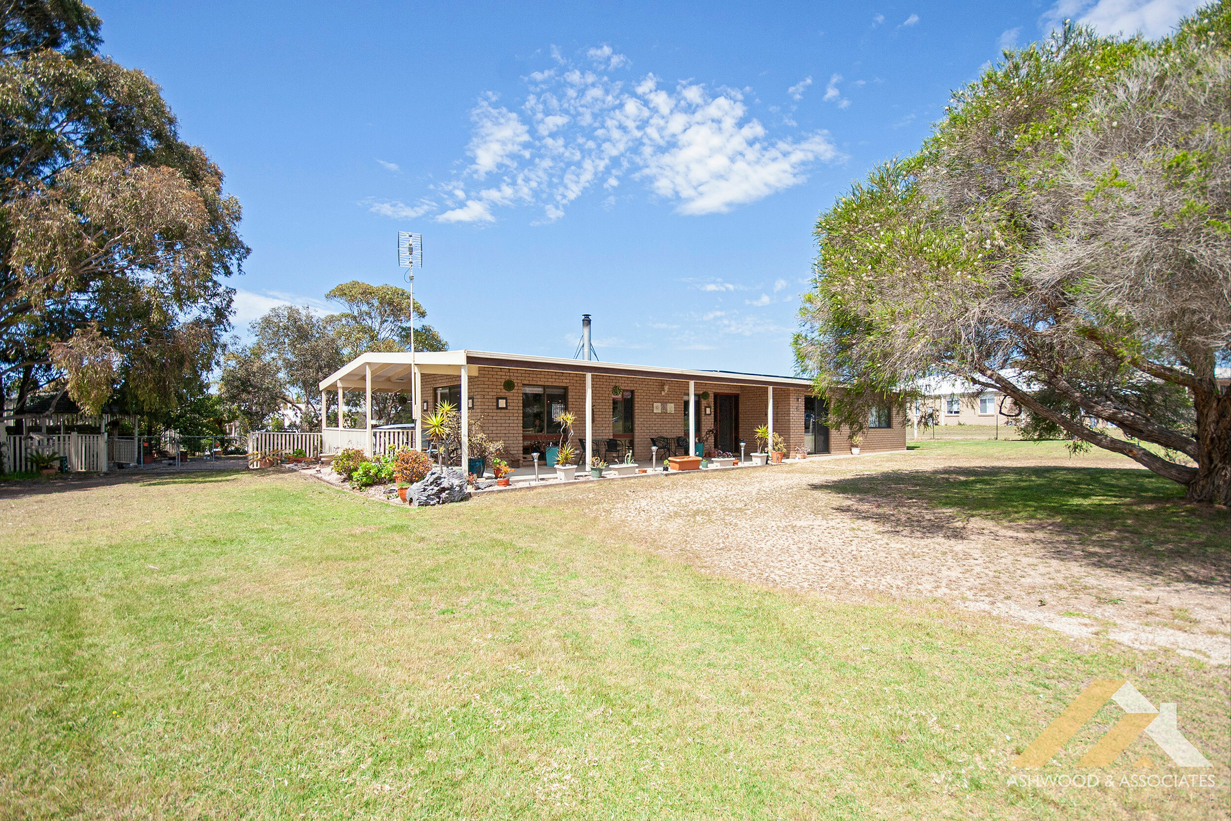LAKESIDE LOCATION - Ashwood & Associates Real Estate