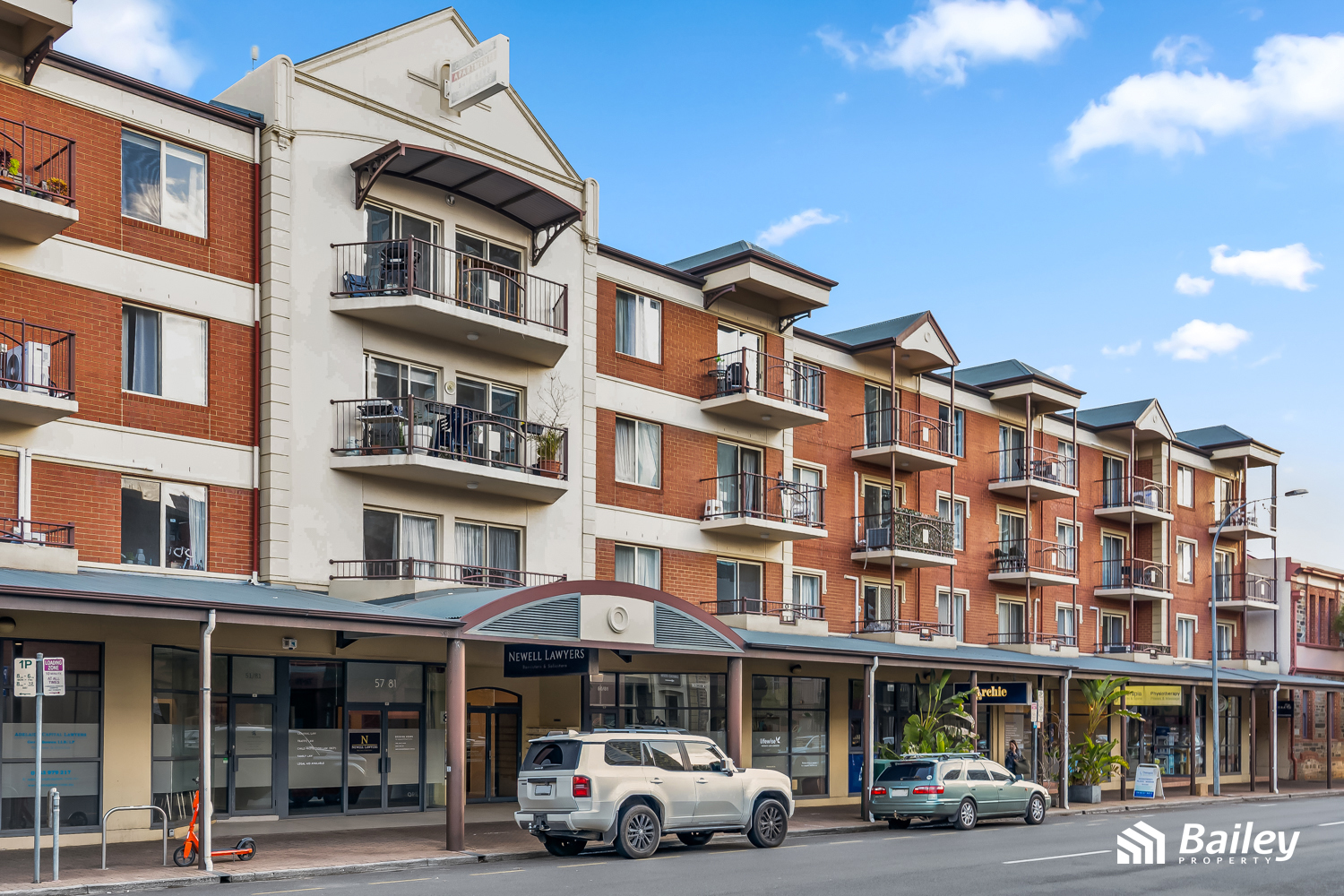 Bailey Property - Spacious Unit with CBD & Adelaide Hills Views