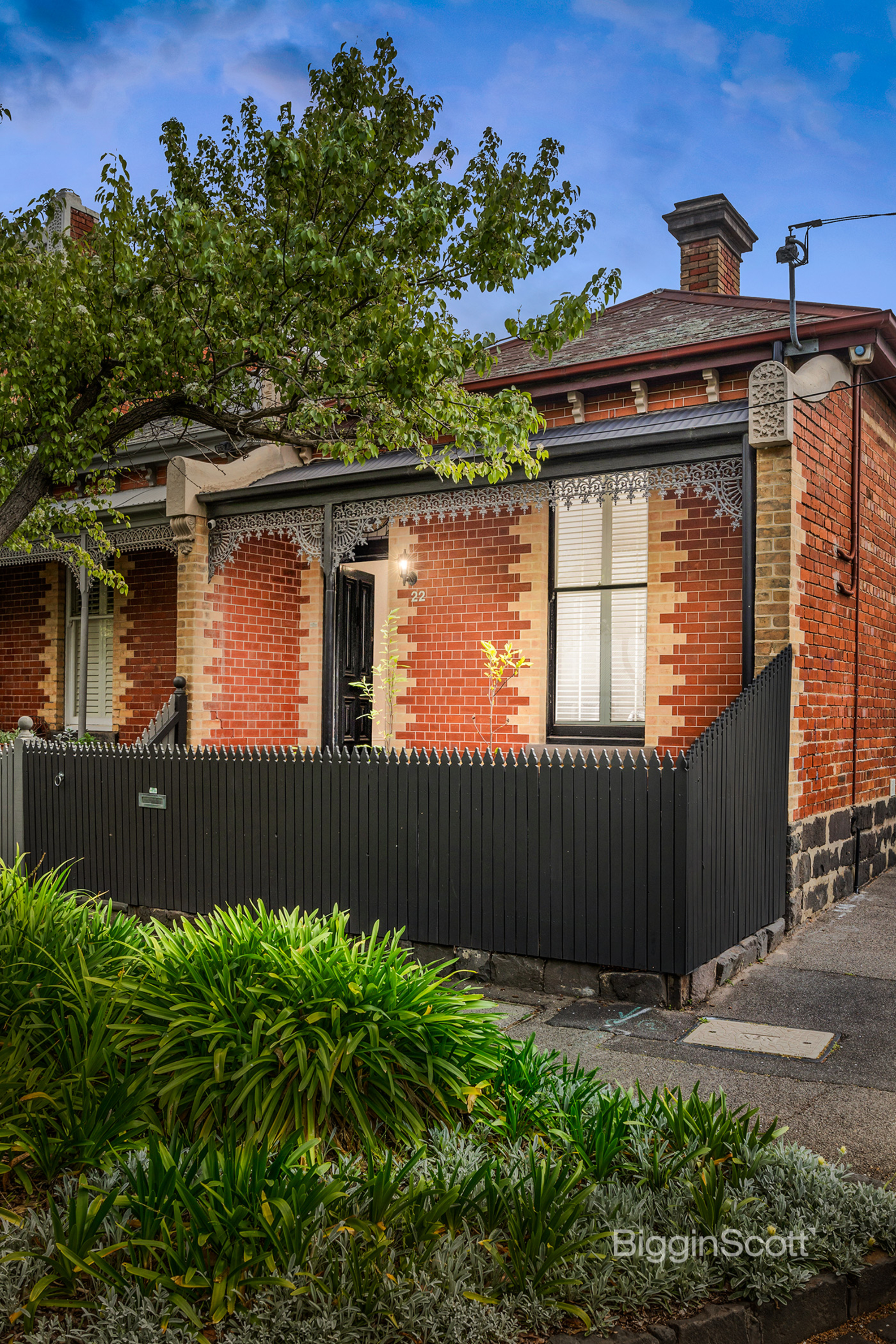 PICTURE-PERFECT HAWTHORN BRICK VICTORIAN - BigginScott