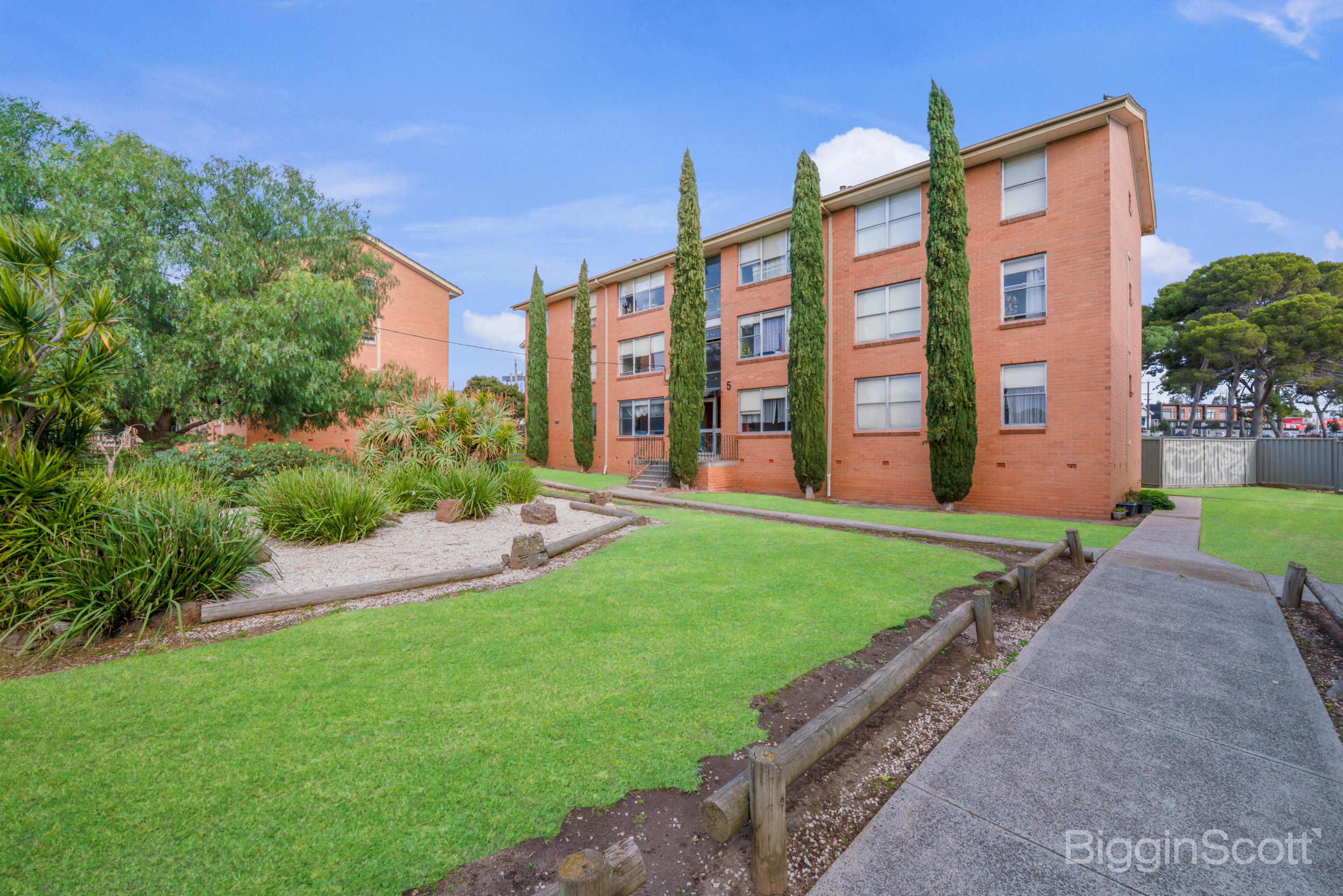 Spacious 3-Bedroom Unit in the Heart of Maribyrnong - BigginScott