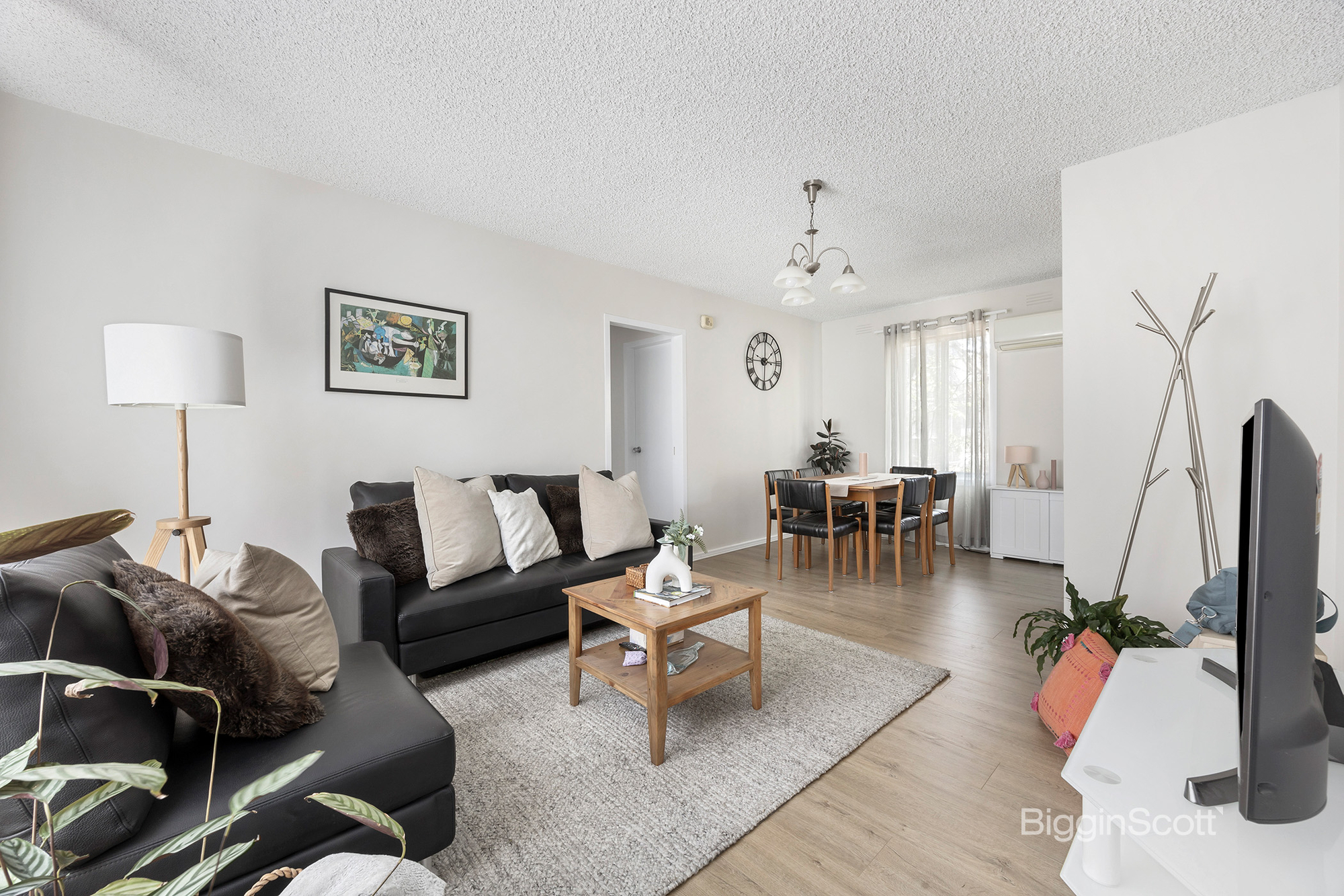 SENSATIONAL RICHMOND HILL LOCATION - BigginScott