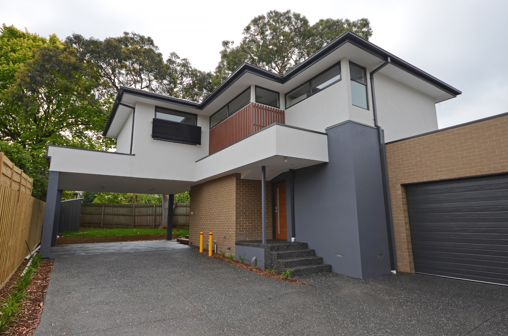 NEAR NEW EXCLUSING LIVING IN GLEN WAVERLEY! - BigginScott