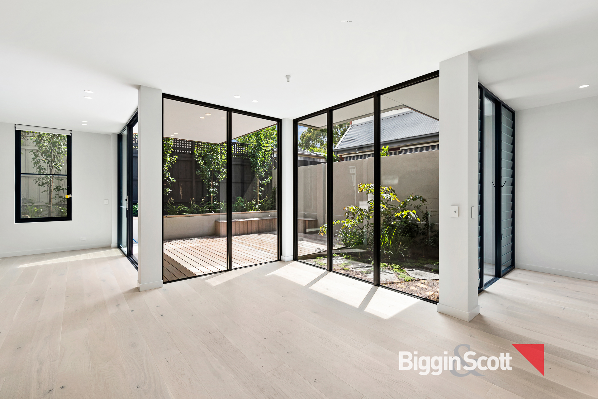 A BEAUTIFUL LIGHT FILLED, ENTERTAINERS DREAM - BigginScott