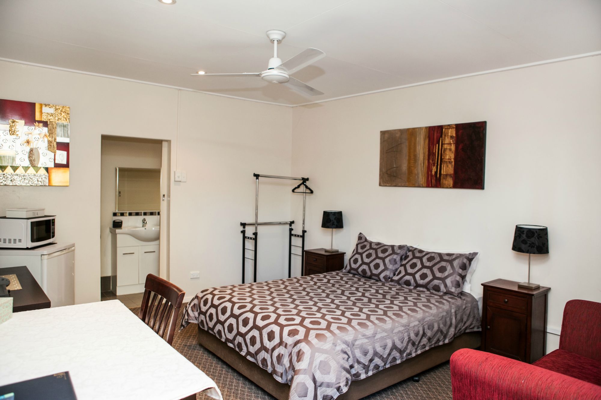 Mount Isa's Favourite Motel - City and Country