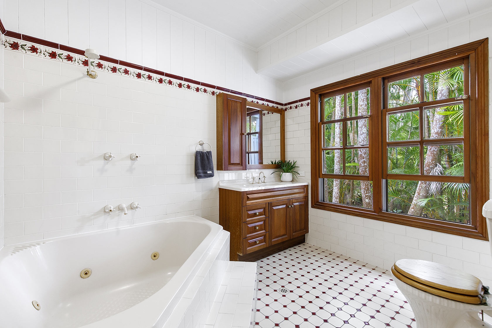 David Berns Real Estate - FAIRYTALE QUEENSLANDER WITH DUAL LIVING