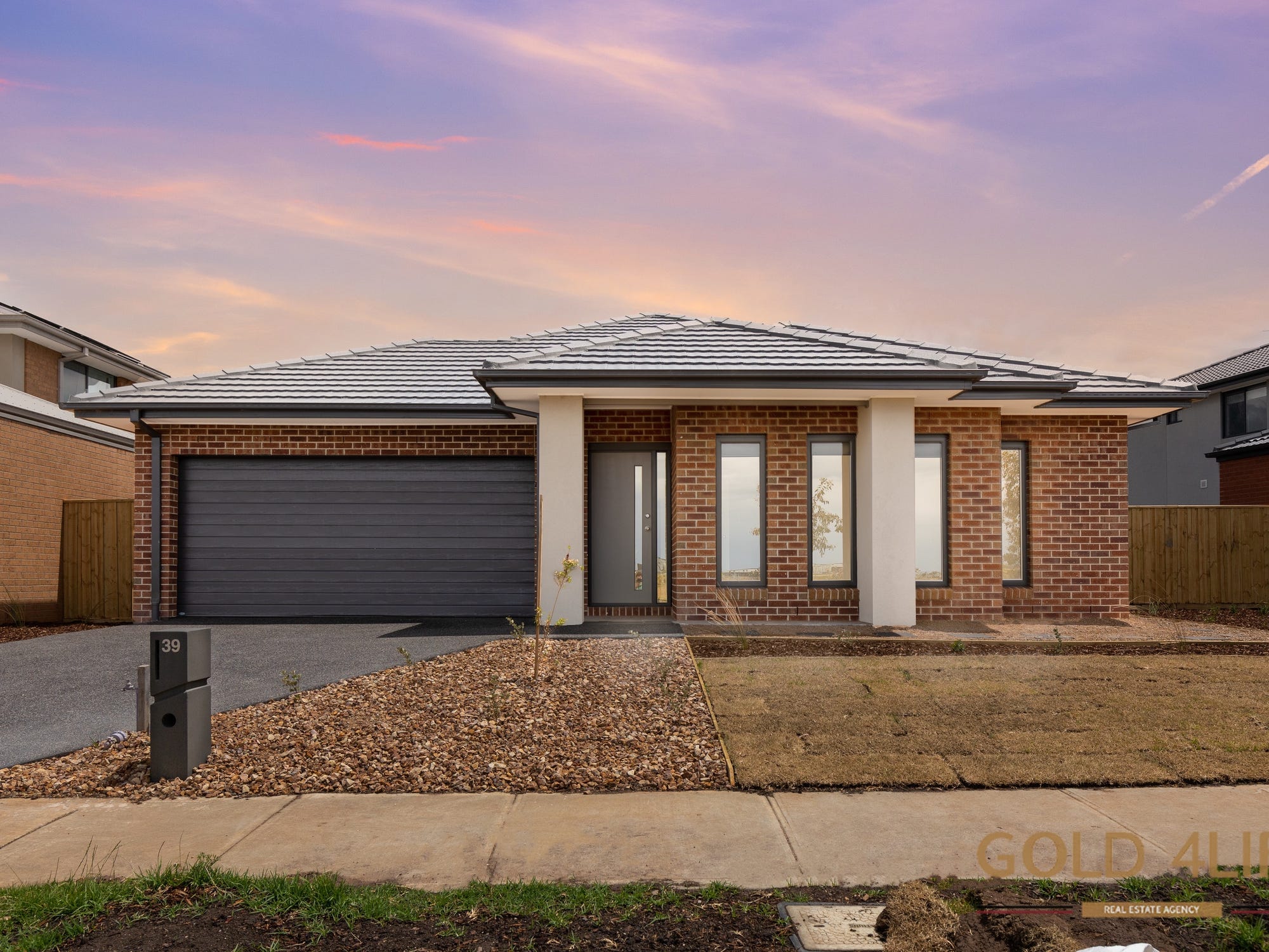 Gold 4Life - Spacious 4-Bedroom Family Home in a Prime Location