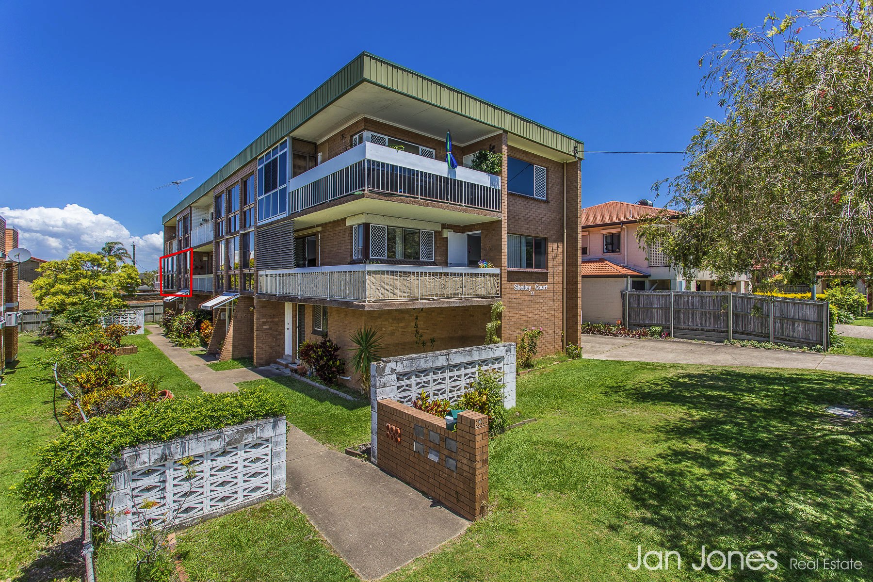 Jan Jones Real Estate - WALK TO BEACH - CENTRAL REDCLIFFE- VALUE BUYING