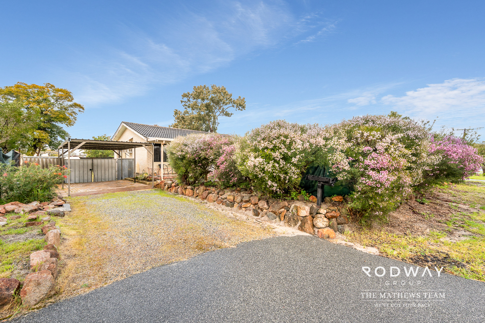 Rodway Group - RENOVATOR’S DREAM – SPACIOUS 3-BEDROOM HOME ON LARGE BLOCK!