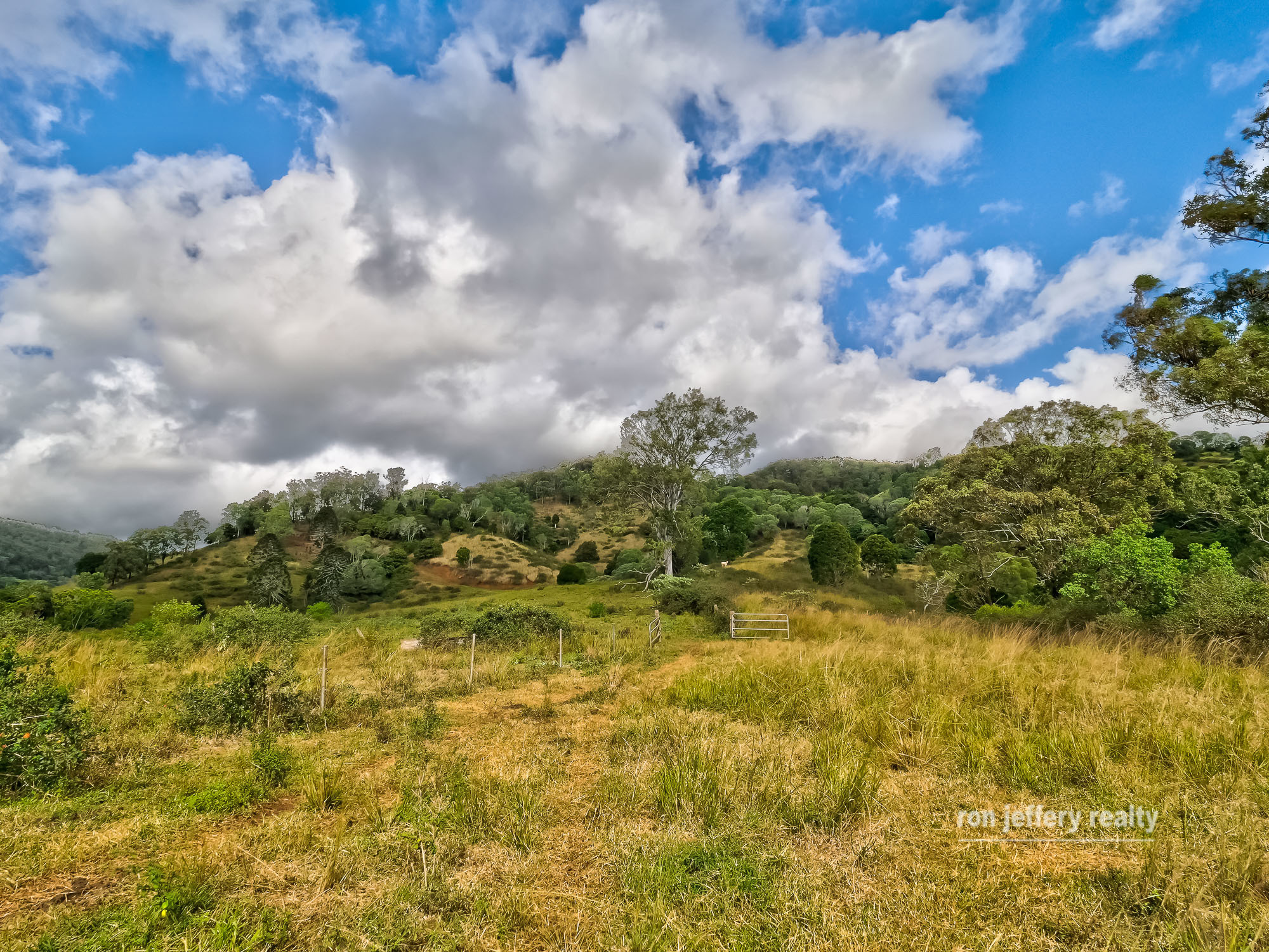 Ron Jeffery Realty - KANDANGA FARMHOUSE ON 300 ACRES!