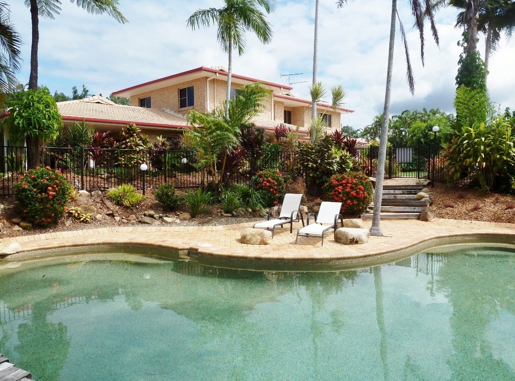 Spacious Townhouse with Ocean Glimpses