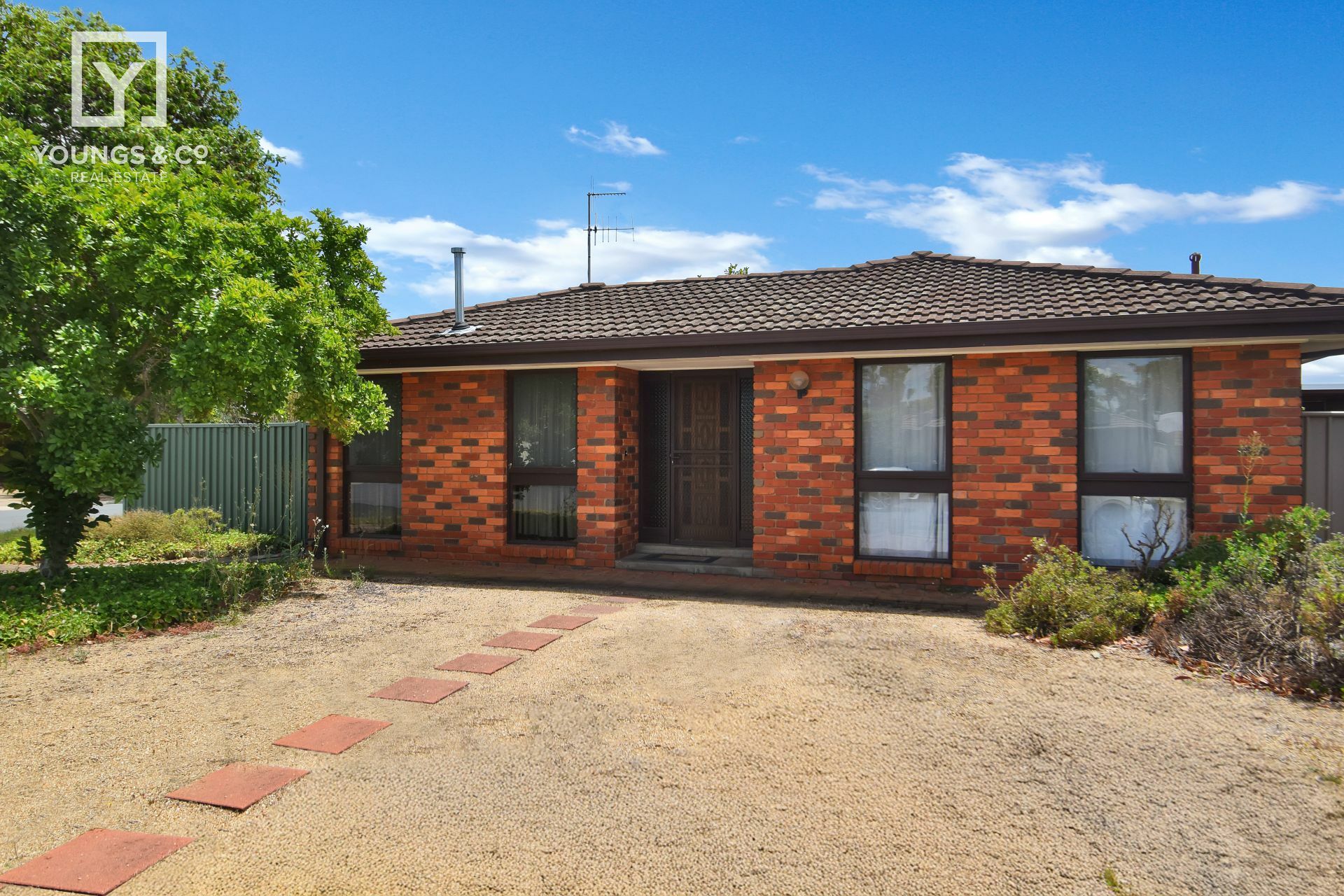Youngs & Co - Fresh 3 Bedroom Home in Mooroopna